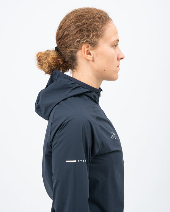 Laufjacke für Damen: Phantom LightShell Hooded Jacket Women - RYZON